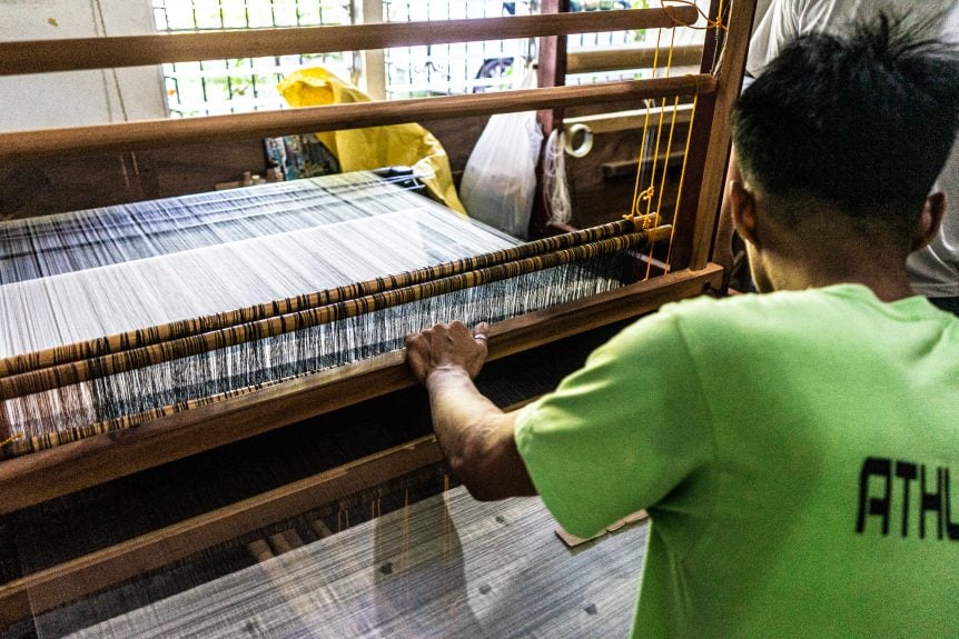 Pina Weaving, Making Clothes From Pineapples - Travel Tramp